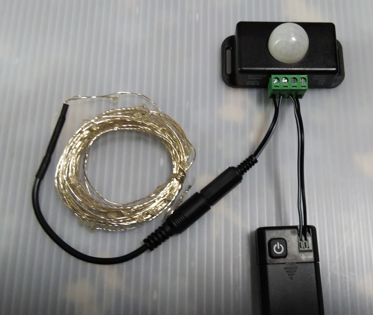 電池式 人感センサースイッチで作動するLEDの基礎部分作製手順 | よろづ